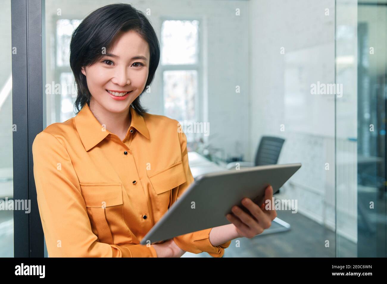 Use tablet business lady in the office Stock Photo - Alamy