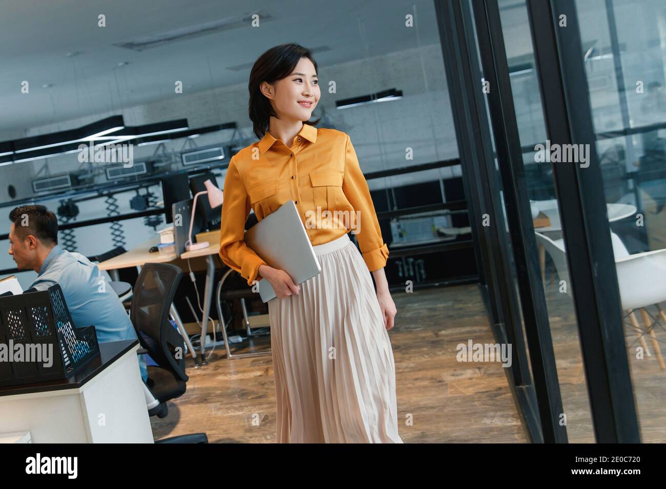 Use tablet business lady in the office Stock Photo - Alamy
