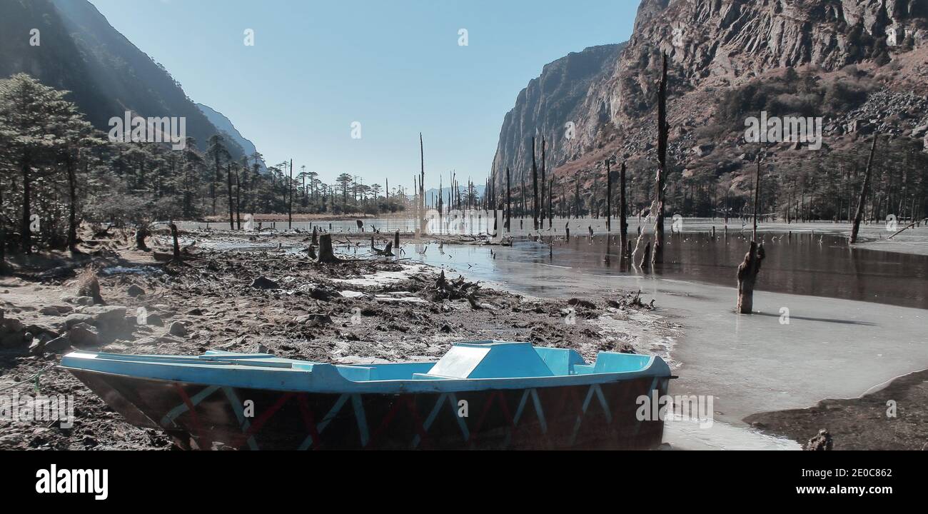 Sangestar tso lake hi-res stock photography and images - Alamy