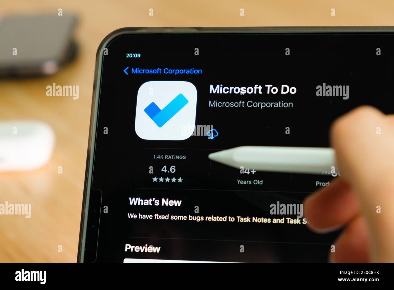 Microsoft To Do logo shown by apple pencil on the iPad Pro tablet ...