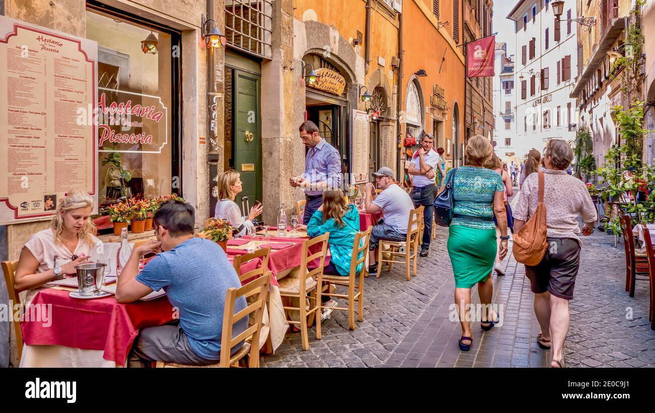Rome italy tables people hi-res stock photography and images - Alamy