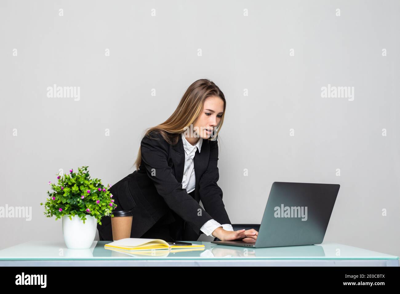 Young woman leaning over desk hi-res stock photography and images - Alamy