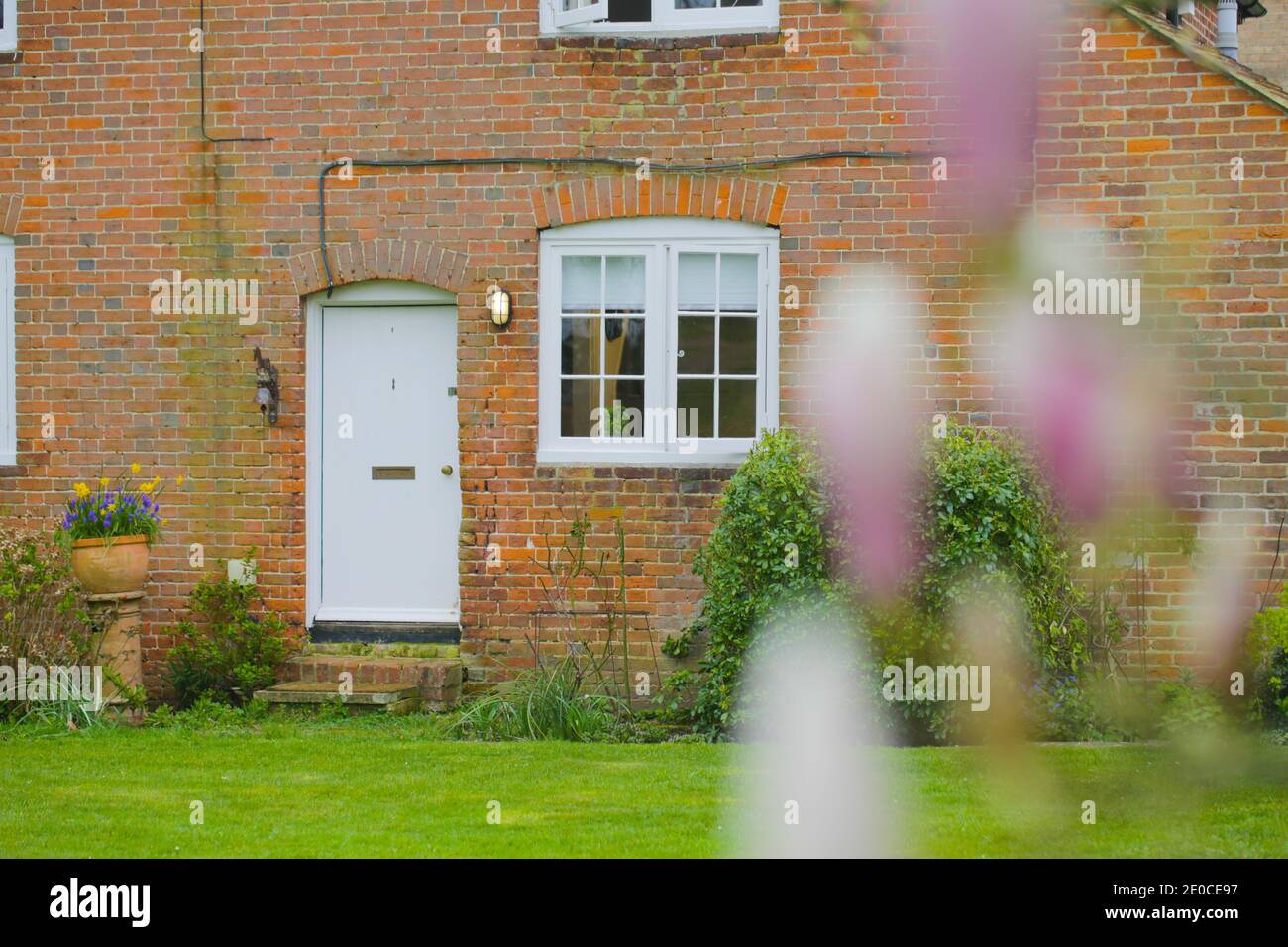 Traditional English Cottage Stock Photo - Alamy