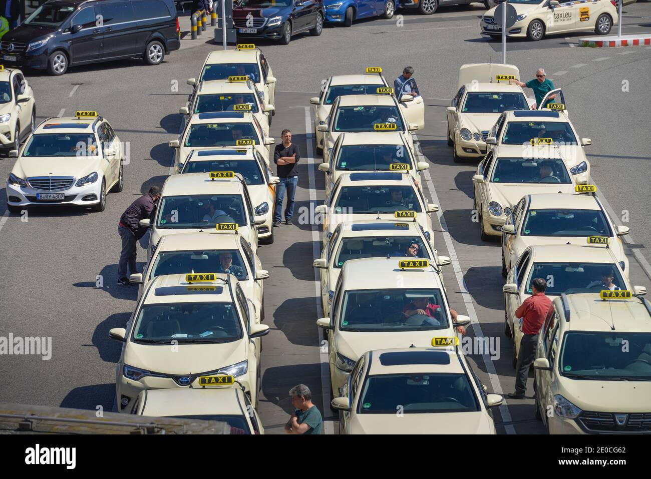 Flughafen taxi hi-res stock photography and images - Alamy