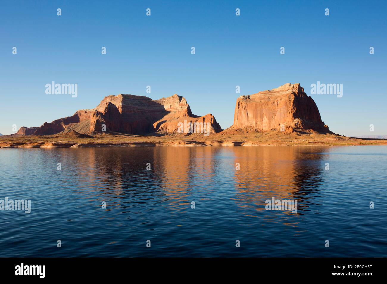 Sandstone cliffs reflected in the tranquil waters of Lake Powell, Glen ...