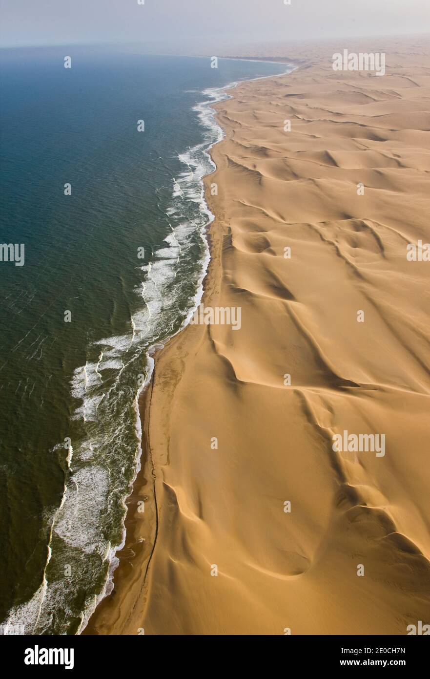 Long wall oceano atlantico swakopmund desierto namib namibia africa hi ...