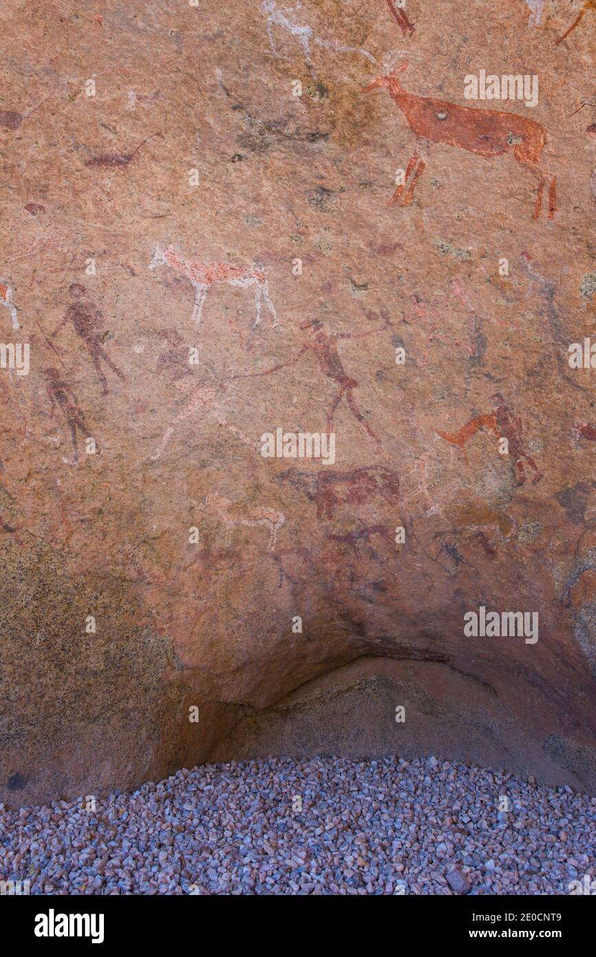 Pinturas rupestres en las Montañas Branberg, Desierto del Namib ...