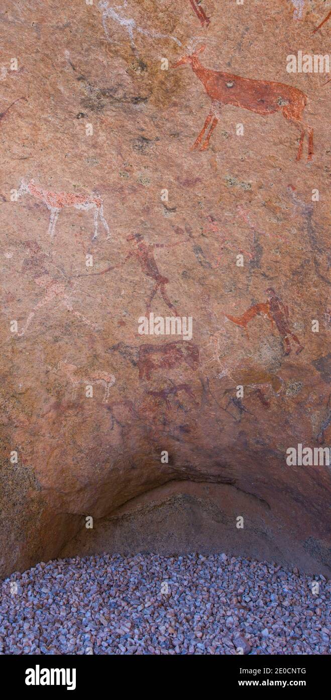 Pinturas rupestres en las Montañas Branberg, Desierto del Namib ...