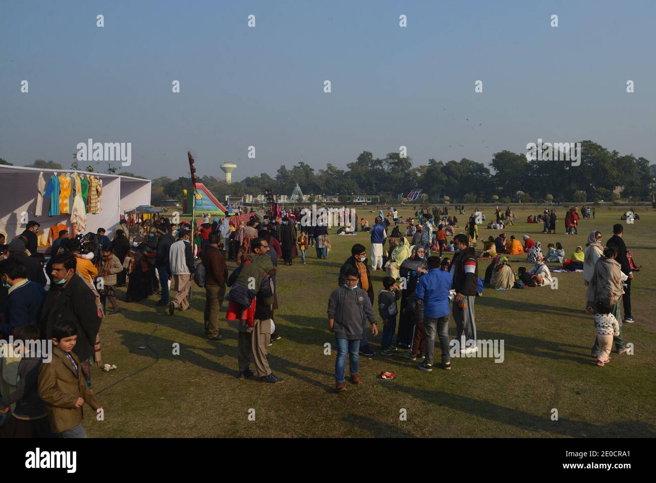 Lahore, Pakistan. 30th Dec, 2020. Pakistani large numbers of families ...