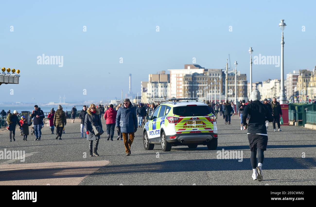 Car amongst crowd hi-res stock photography and images - Alamy