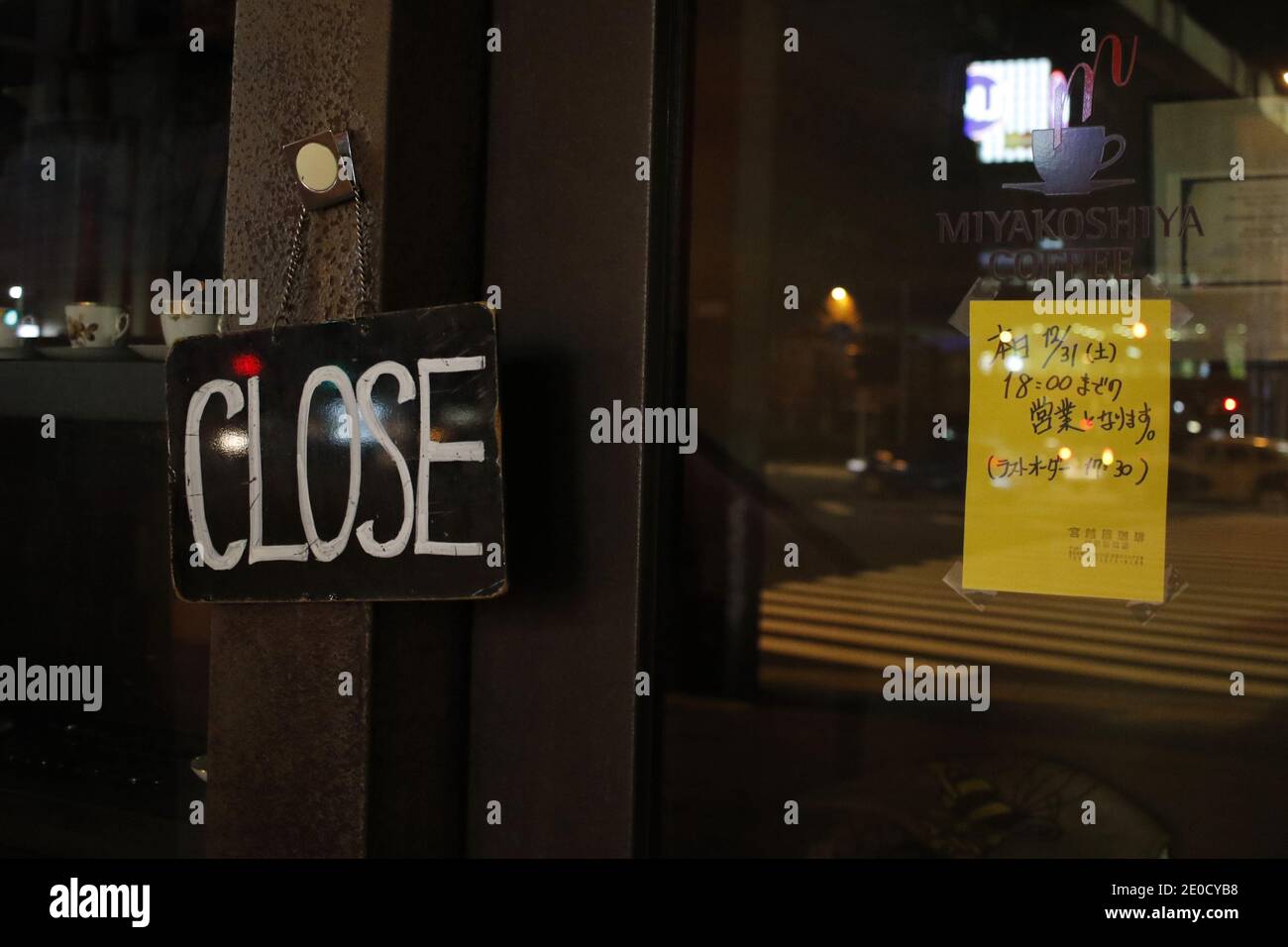 Closed sign in a coffee shop window, Tokyo, Japan Stock Photo - Alamy