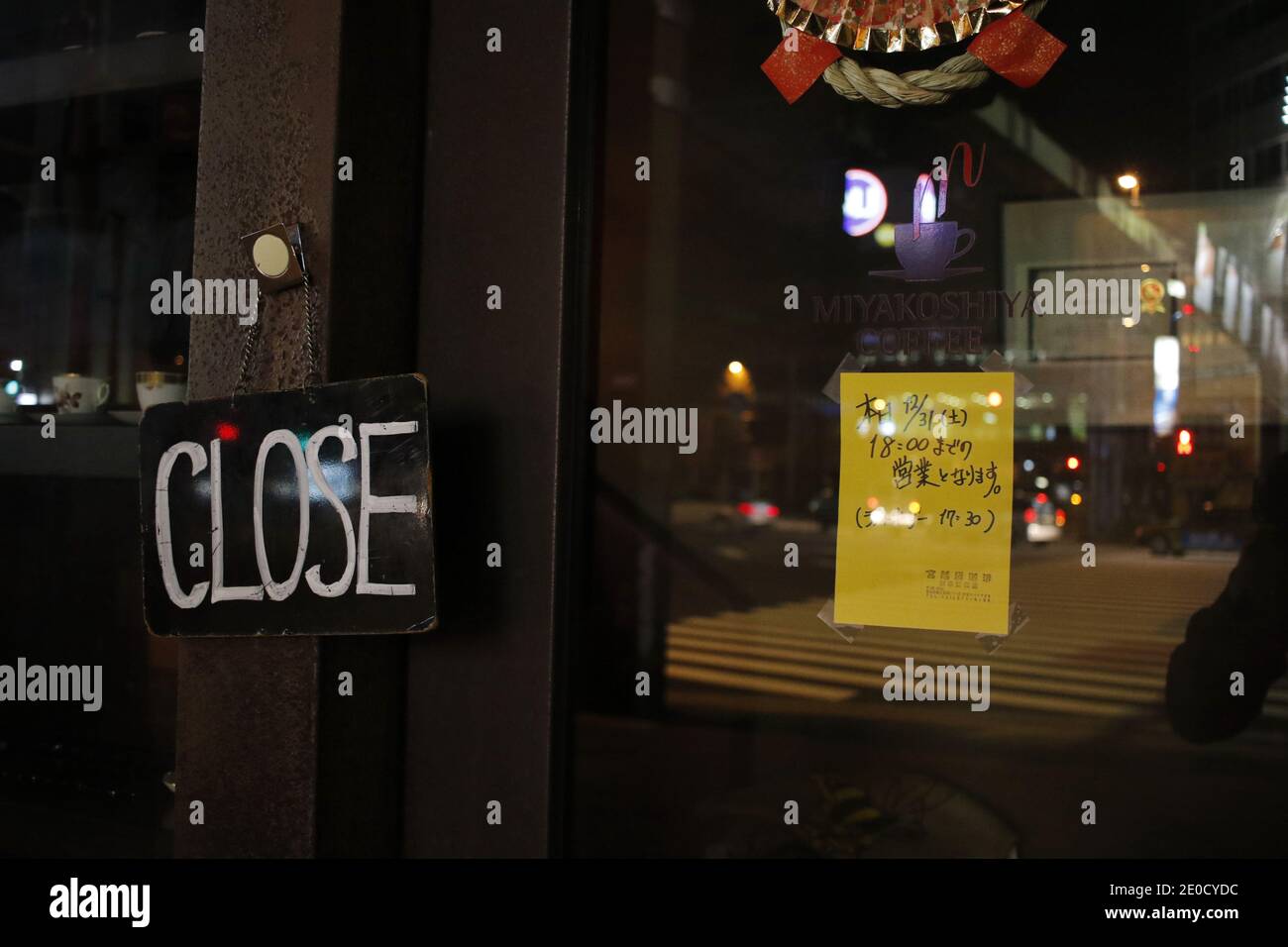Closed sign in a coffee shop window, Tokyo, Japan Stock Photo - Alamy