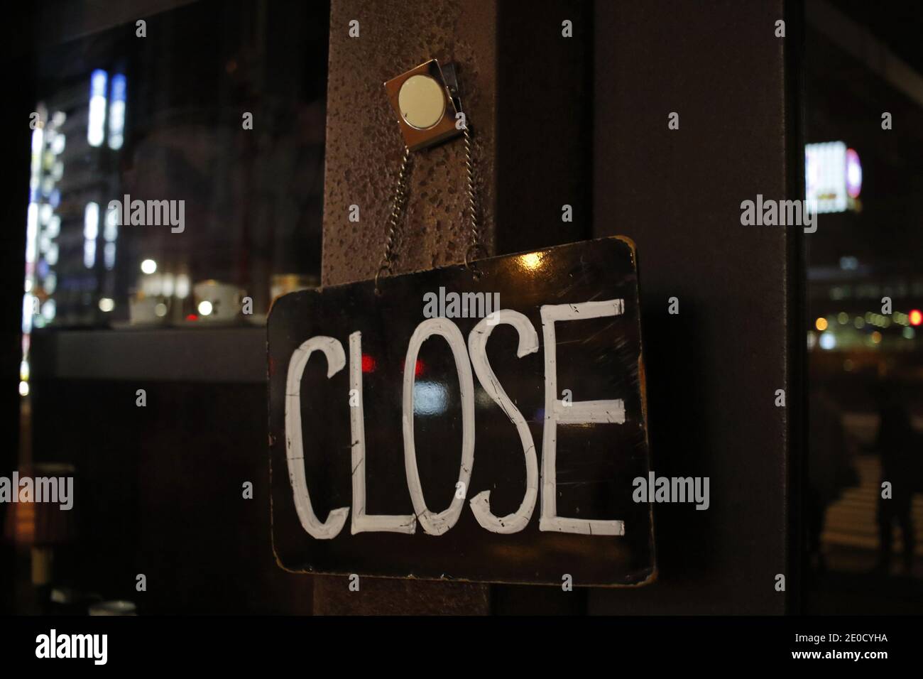 Closed sign in a coffee shop window, Tokyo, Japan Stock Photo - Alamy