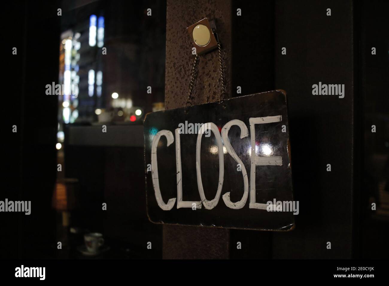Closed sign in a coffee shop window, Tokyo, Japan Stock Photo - Alamy