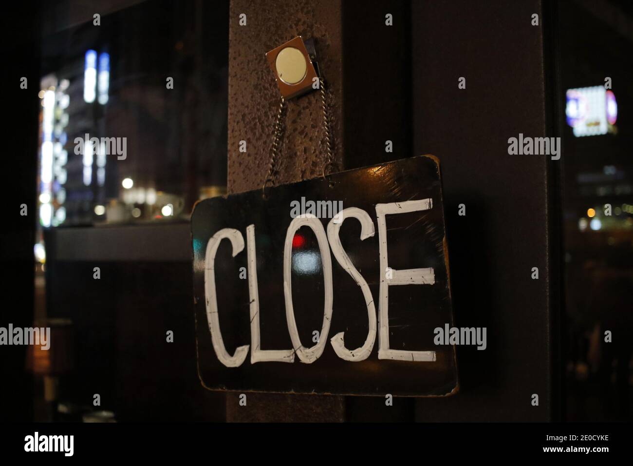 Closed sign in a coffee shop window, Tokyo, Japan Stock Photo - Alamy
