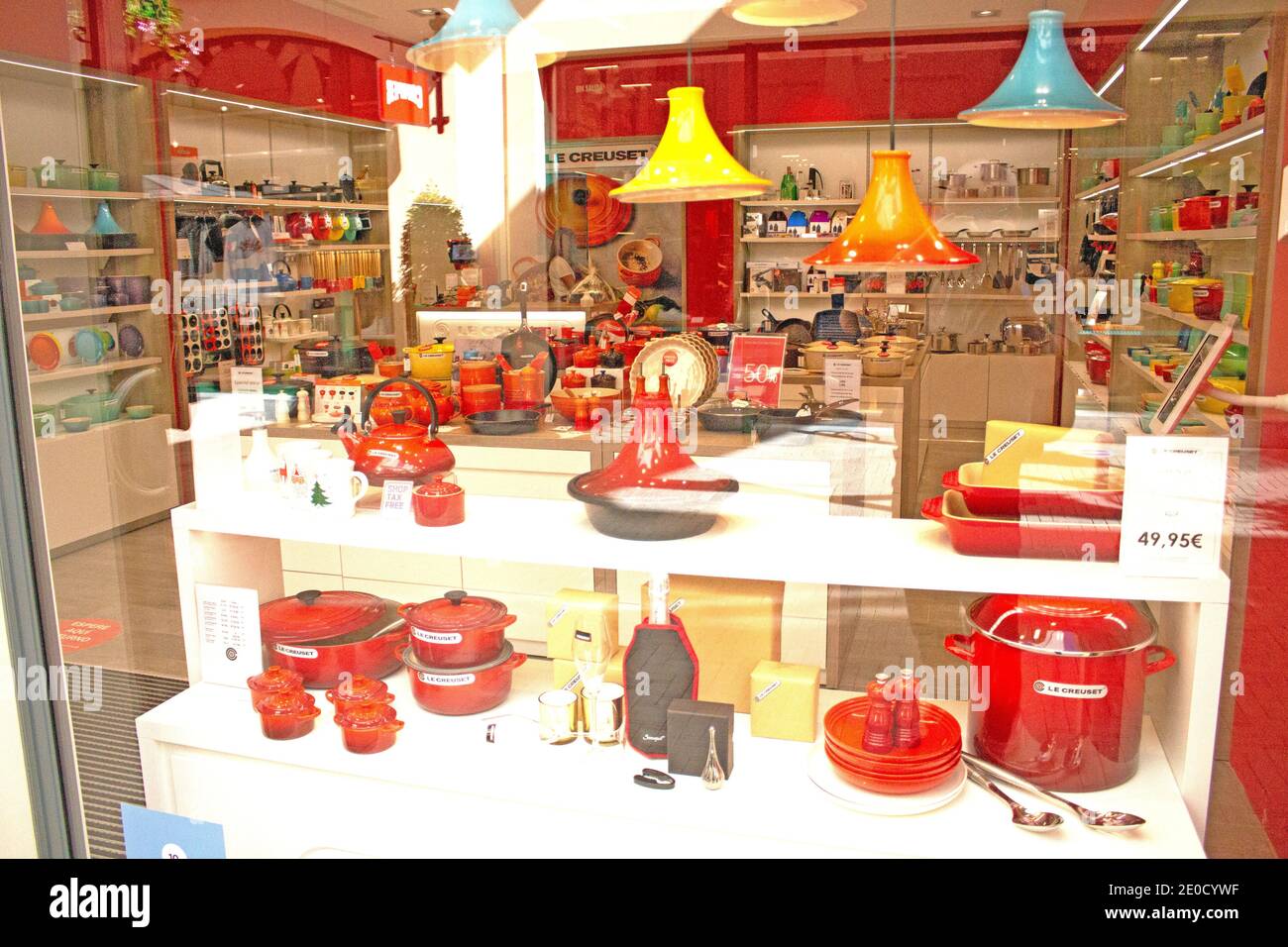 Le Creuset Window Stock Photo - Alamy