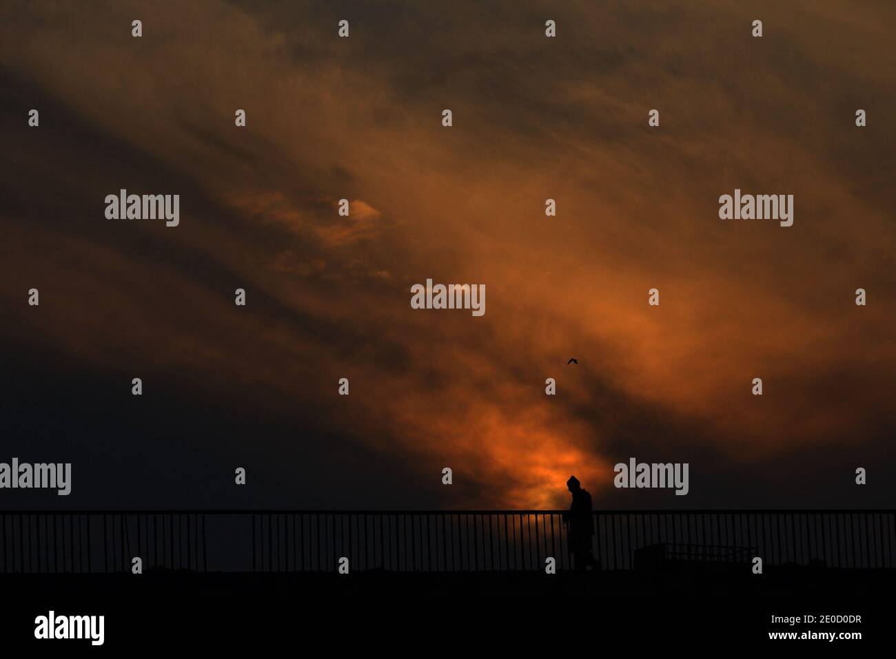 Pakistani people busy in their routine work during last sunset of the ...