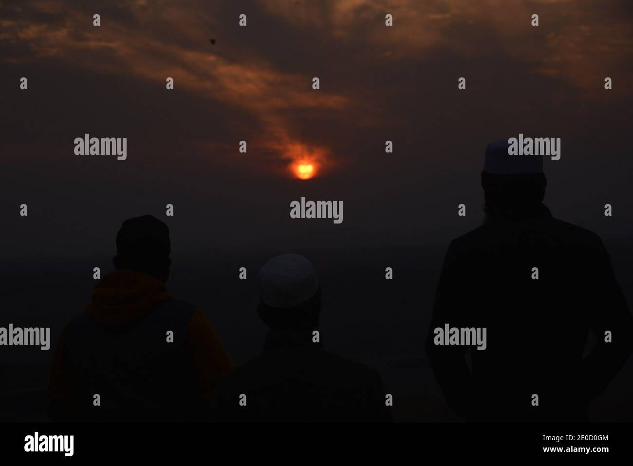 Pakistani people busy in their routine work during last sunset of the ...