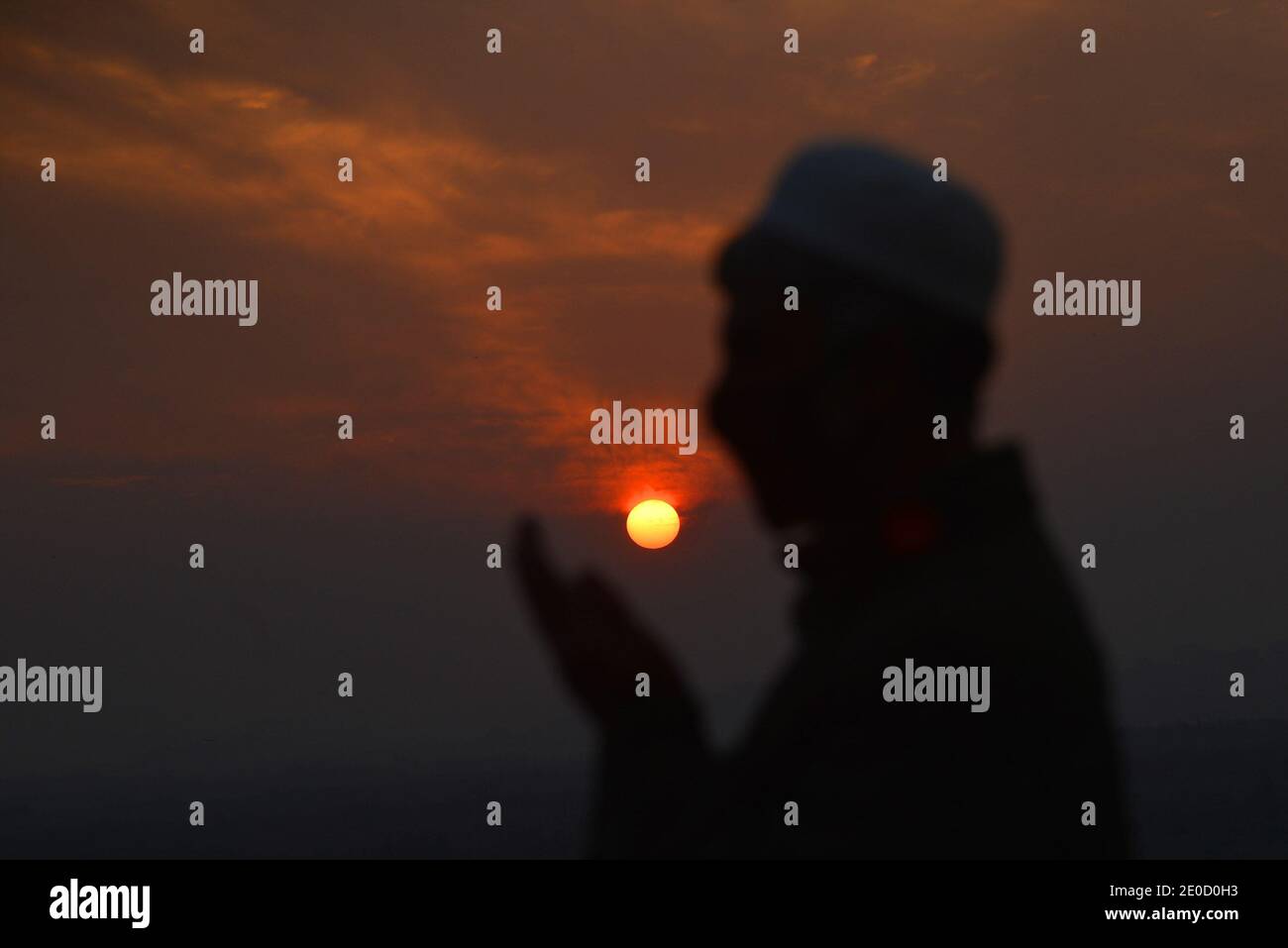 Pakistani people busy in their routine work during last sunset of the ...