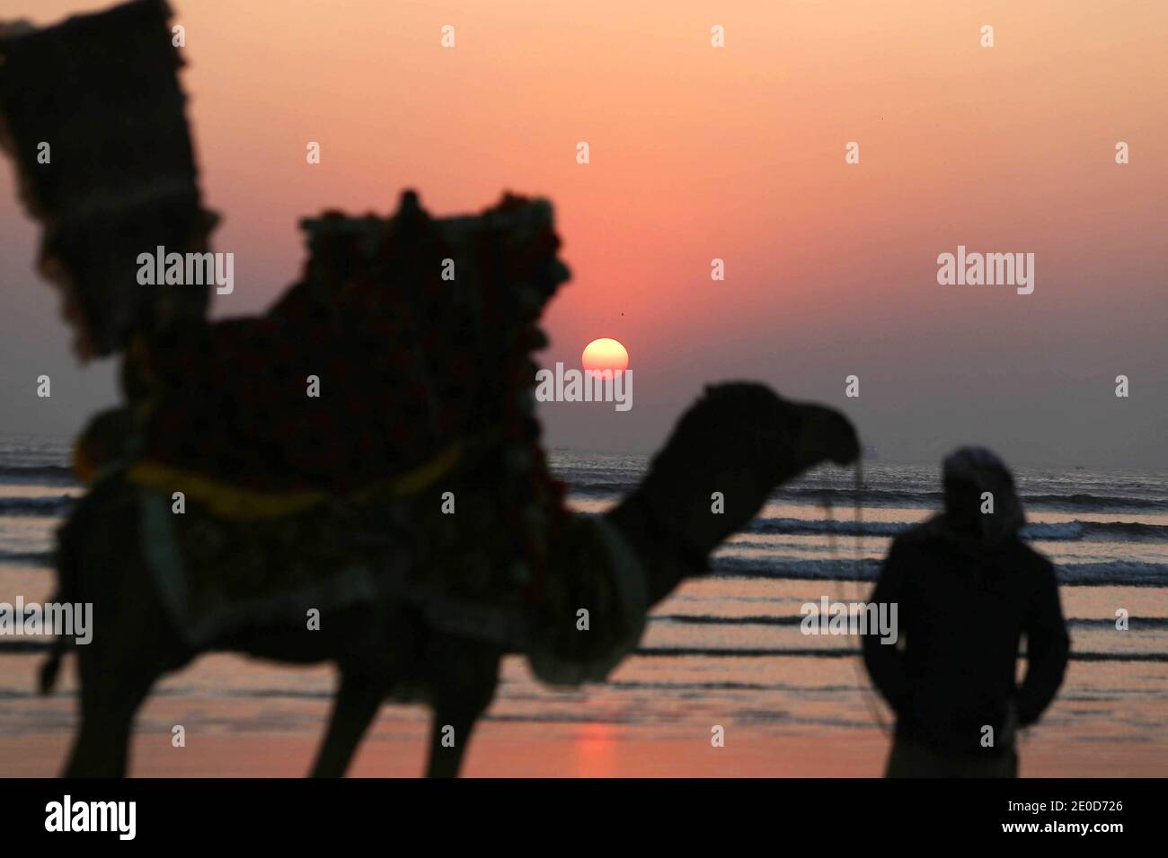 Karachi sunset hi-res stock photography and images - Alamy