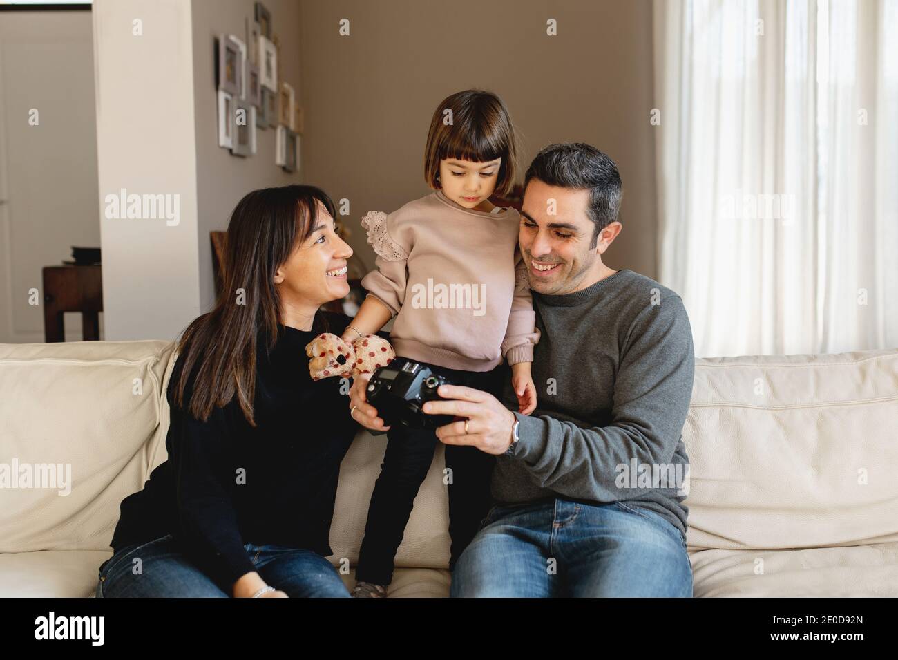 Family gathering in living room hi-res stock photography and images - Alamy