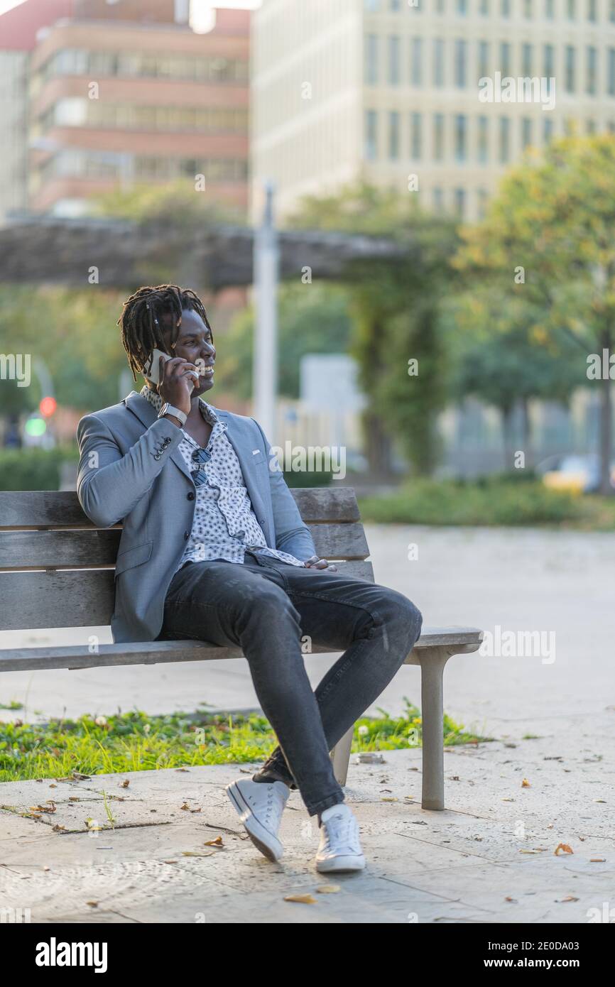 Sitting talking bench media hi-res stock photography and images - Alamy