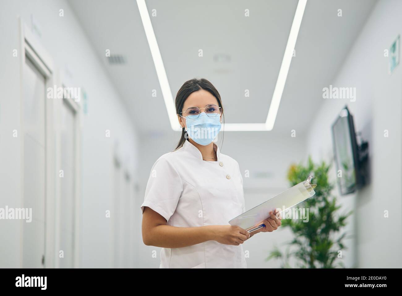 Crop male practitioner healing female patient with palm technique for ...
