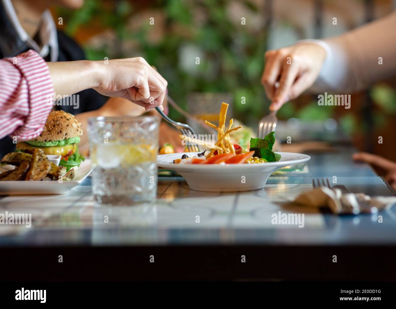 Group eat together restaurant hi-res stock photography and images - Alamy