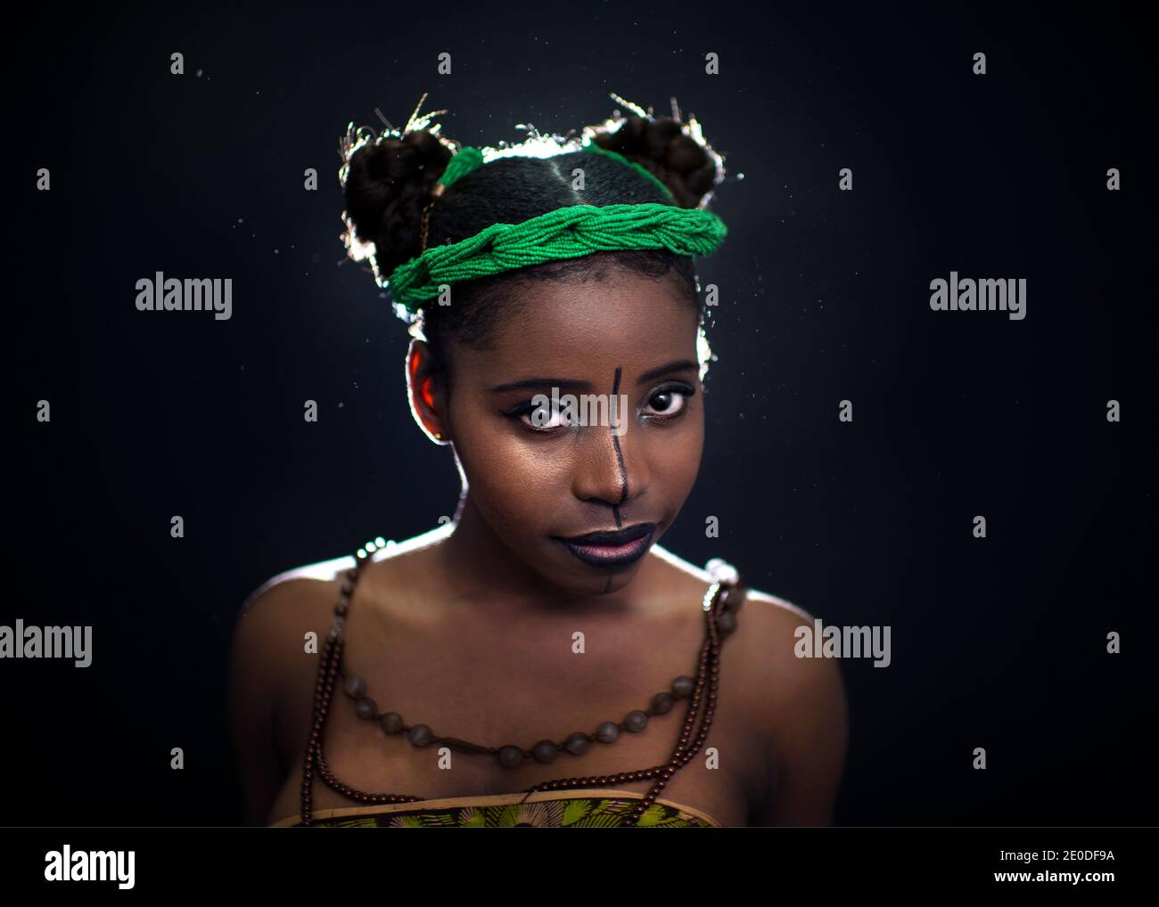 Model in body paint fashion hi-res stock photography and images - Alamy