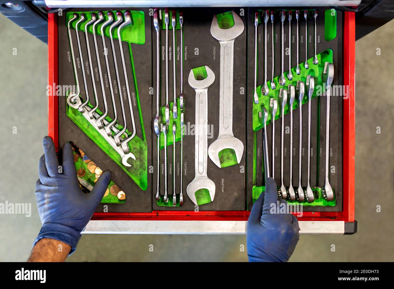 Technician standing tool kit hi-res stock photography and images - Alamy