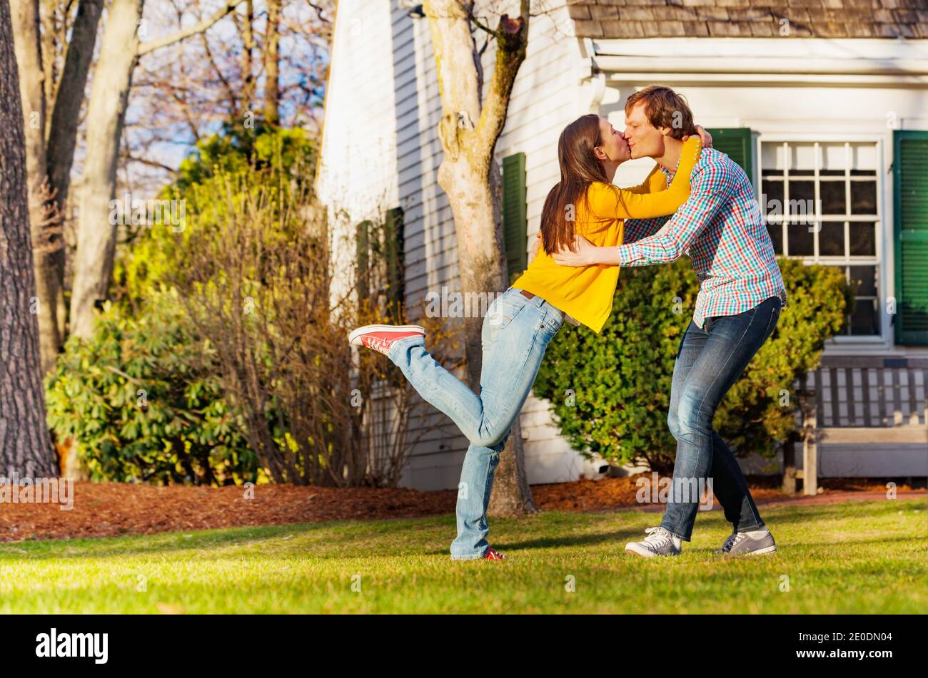 Couple dancing kissing hi-res stock photography and images - Alamy