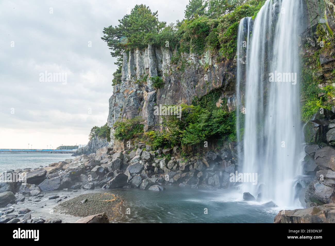 Jeongbang falls hi-res stock photography and images - Alamy