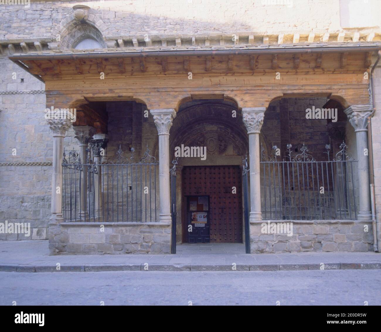 PORTICO MERIDIONAL DE LA CATEDRAL DE JACA - SIGLO XI - ROMANICO ESPAÑOL ...