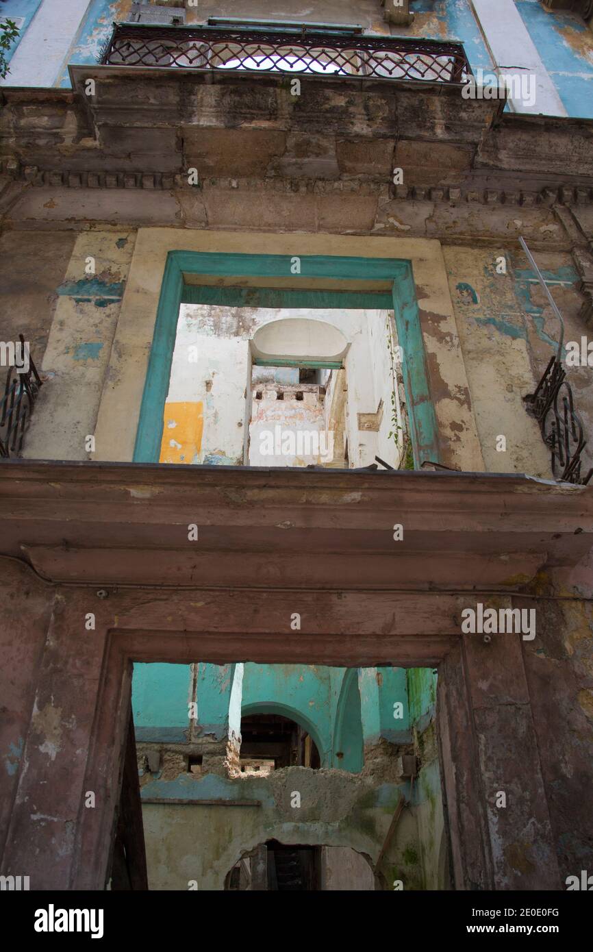 Crumbling brickwork hi-res stock photography and images - Alamy