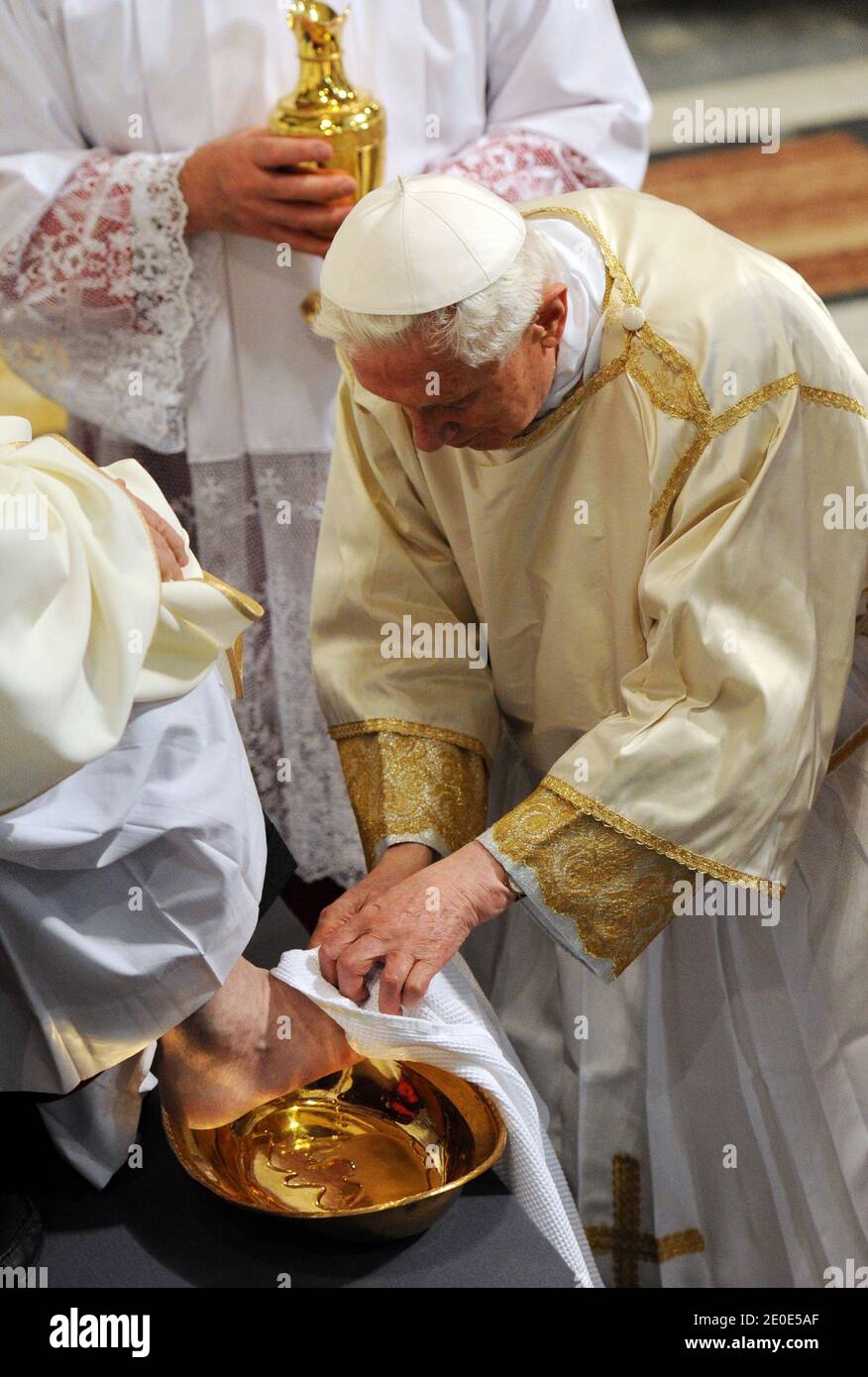 Pope washing the feet hi-res stock photography and images - Alamy