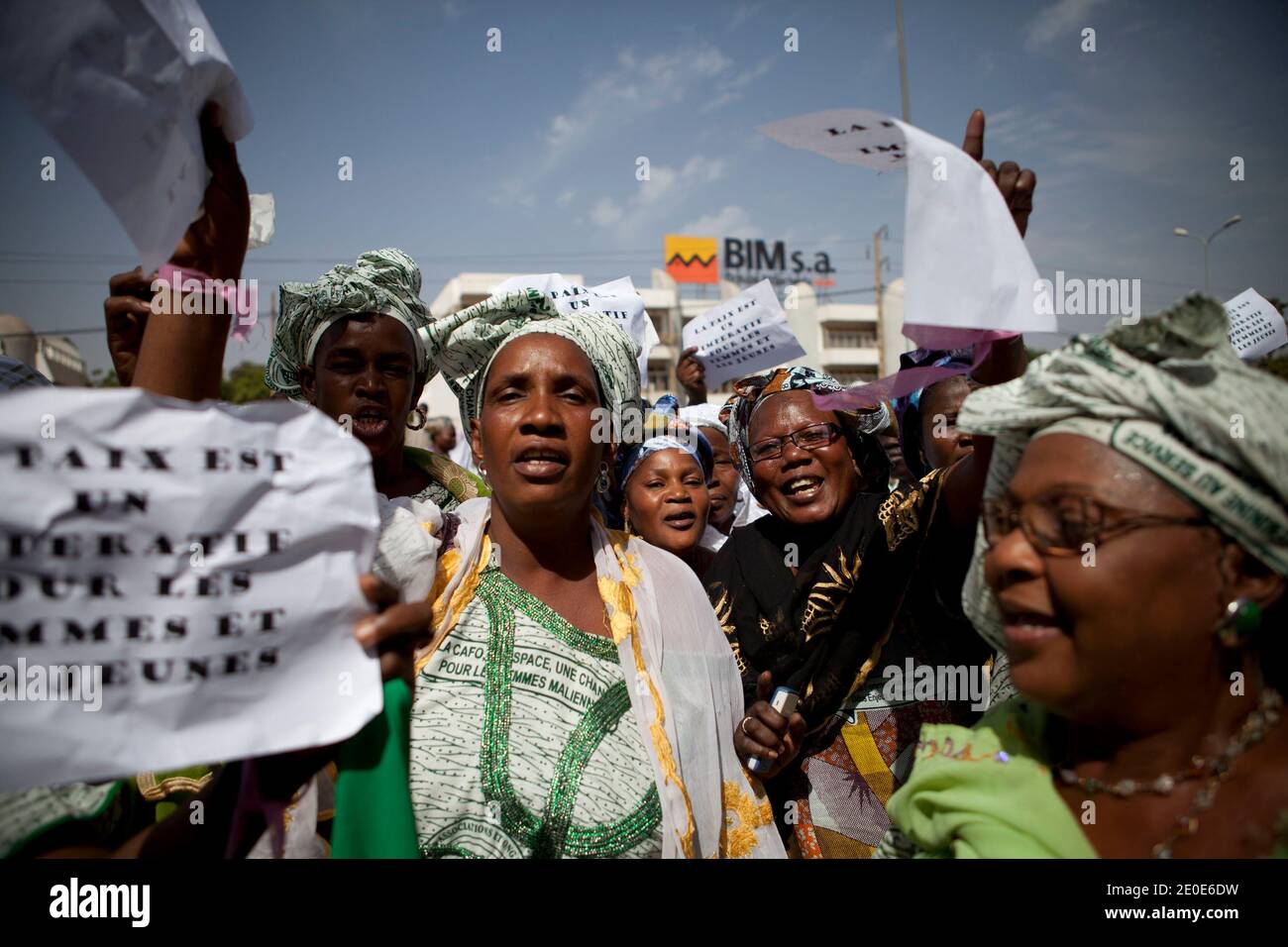 Malian women hi-res stock photography and images - Alamy