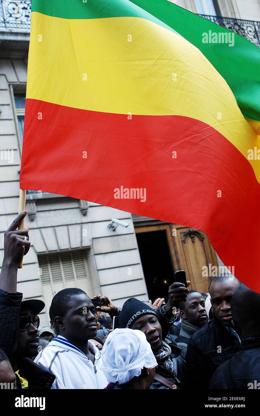 Hundreds of Malians demonstrate for the peace and Malian people unity ...