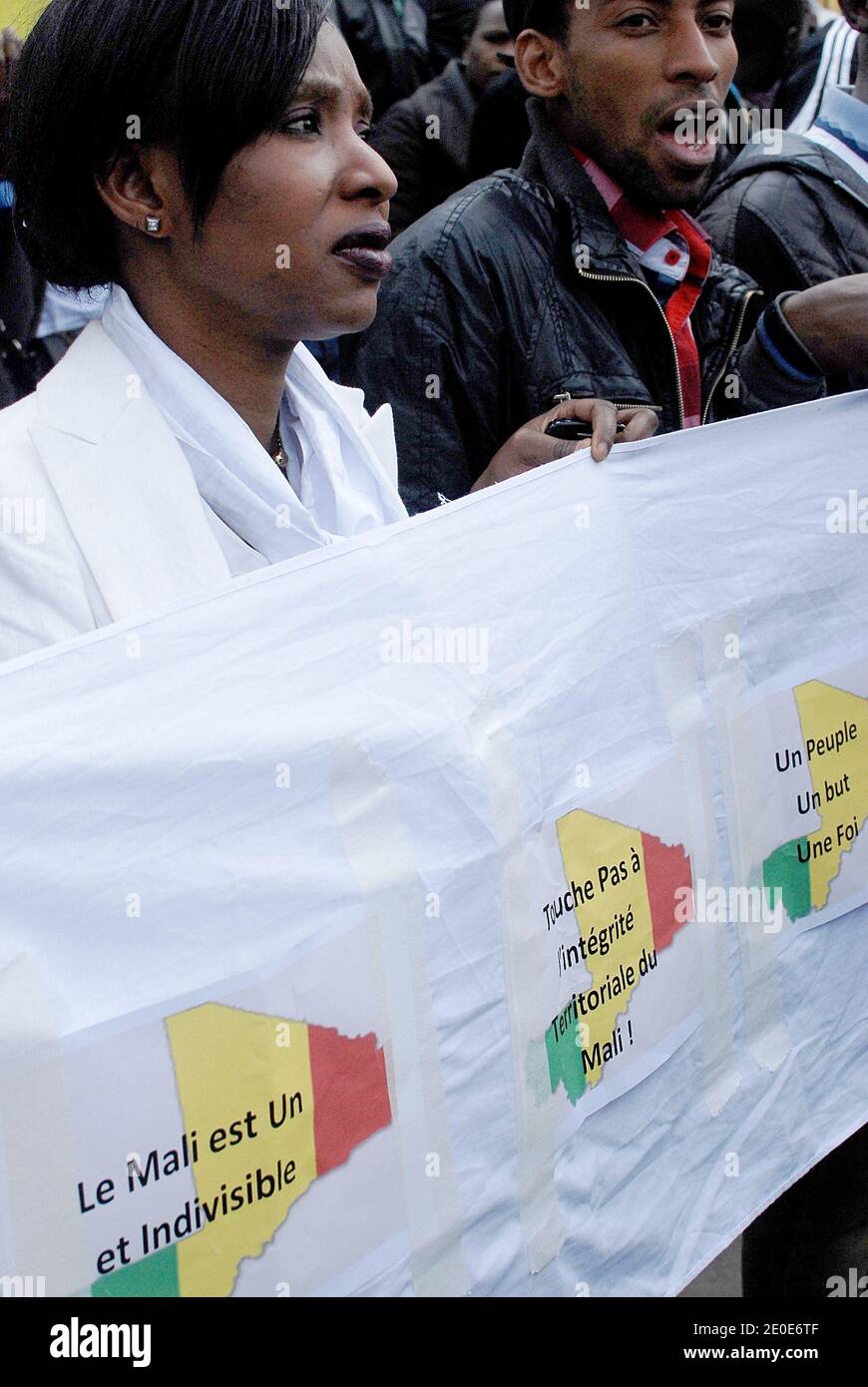 Hundreds of Malians demonstrate for the peace and Malian people unity ...