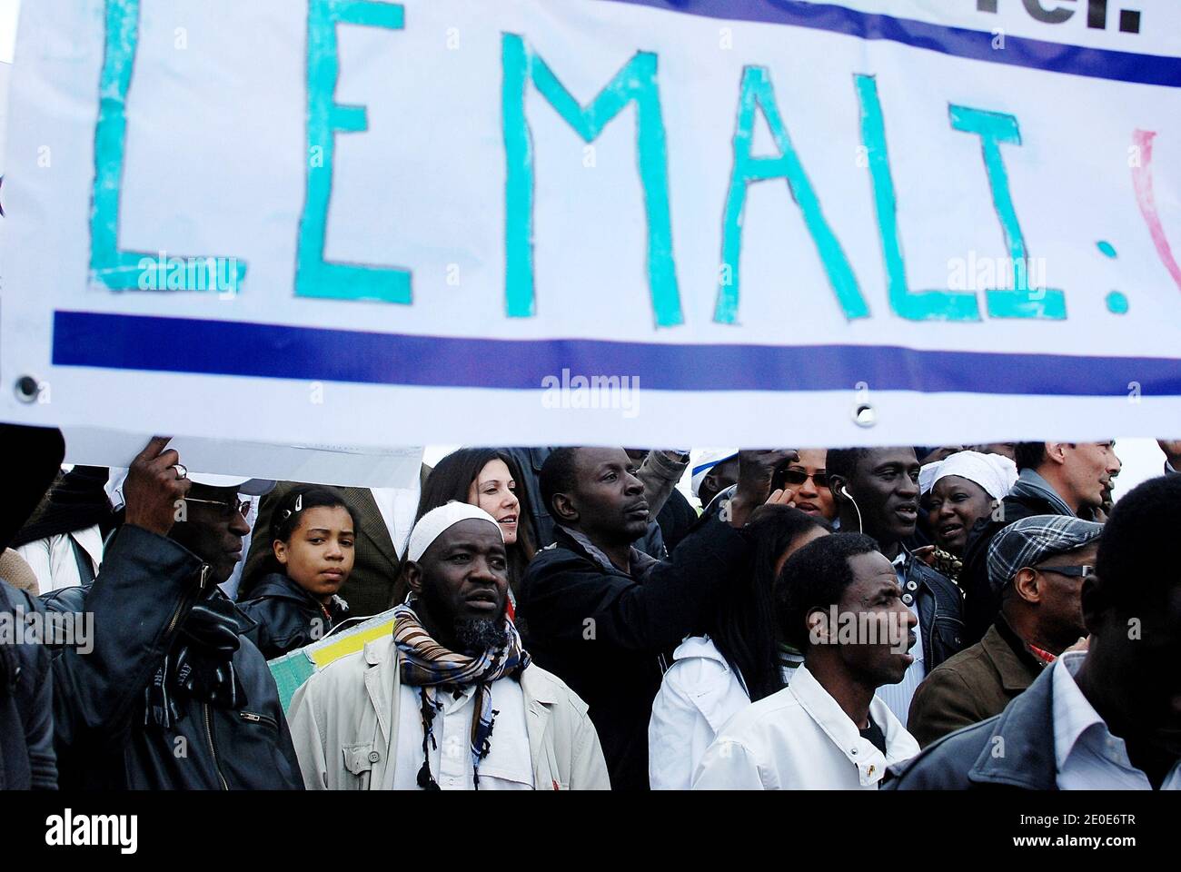 Hundreds of Malians demonstrate for the peace and Malian people unity ...