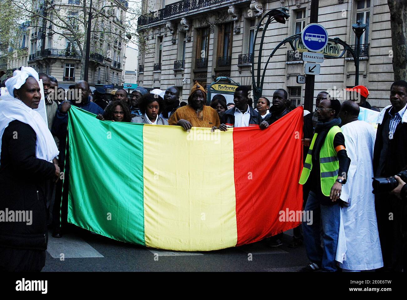 Hundreds of Malians demonstrate for the peace and Malian people unity ...