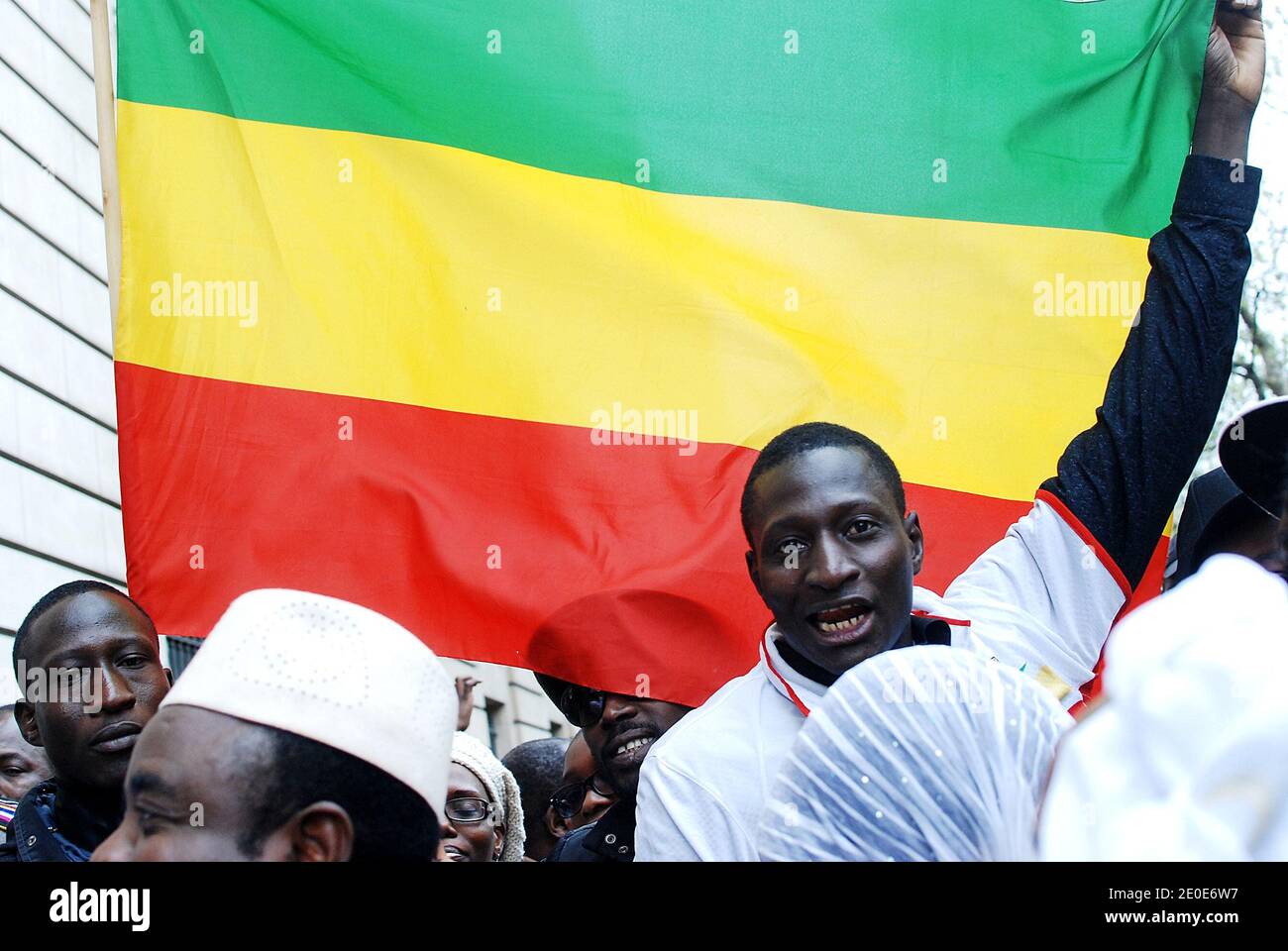 Hundreds of Malians demonstrate for the peace and Malian people unity ...