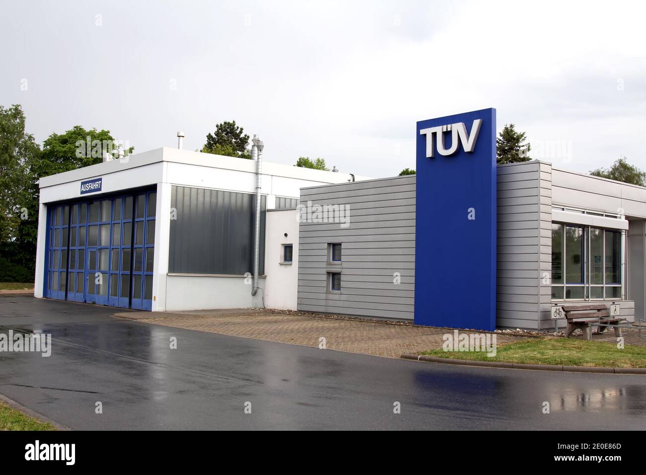 Independent auto service station hi-res stock photography and images ...