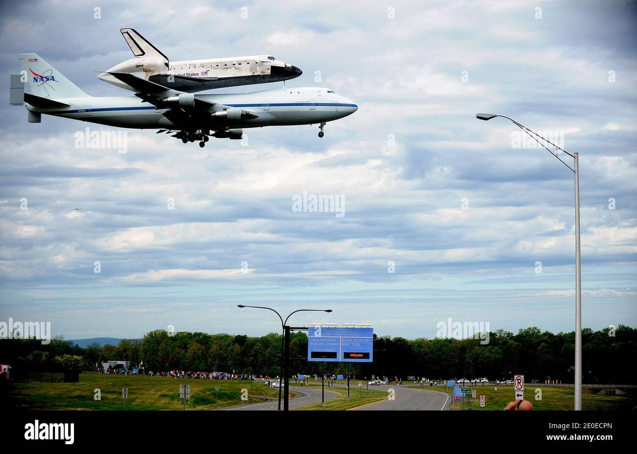 Space shuttle Discovery lands at Dulles International airport on April ...