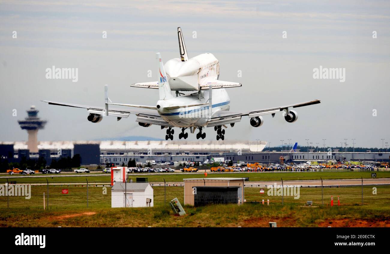 Space shuttle Discovery lands at Dulles International airport on April ...