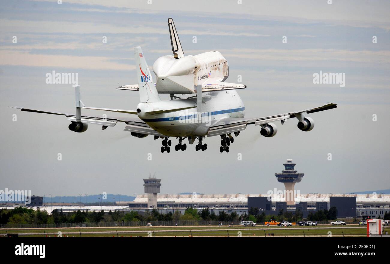 Washington dulles space shuttle hi-res stock photography and images - Alamy