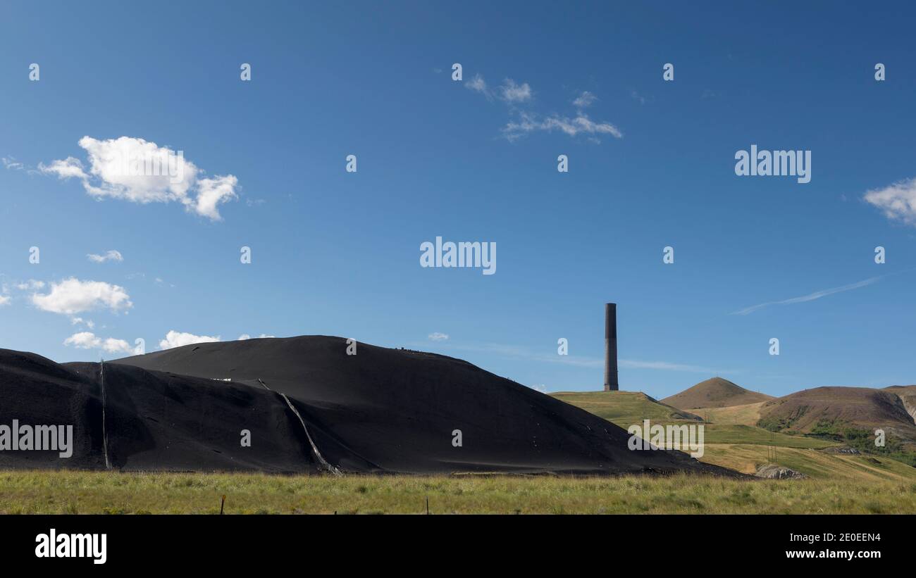 Slag pile hi-res stock photography and images - Alamy