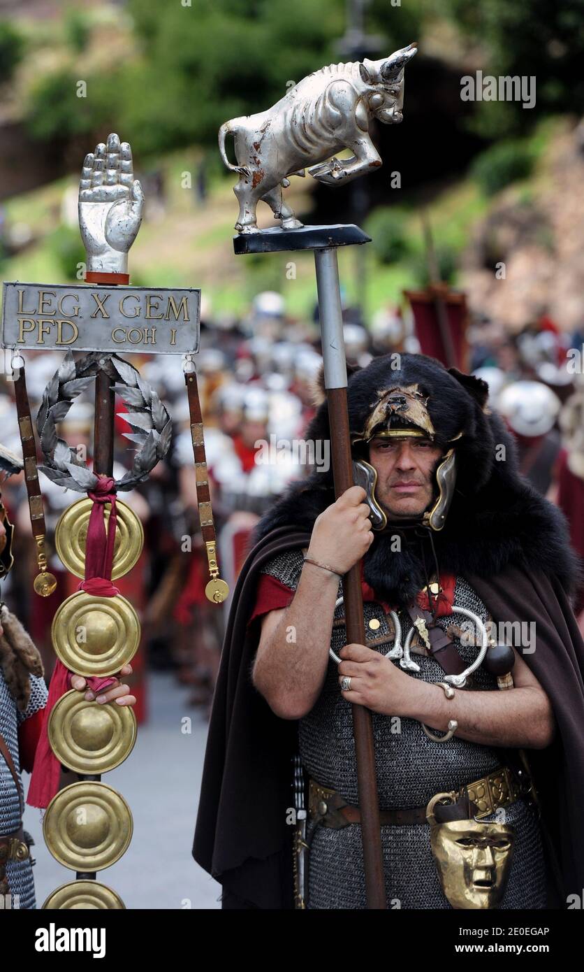 Hundreds of people from all over the Europe dressed in ancient Roman ...