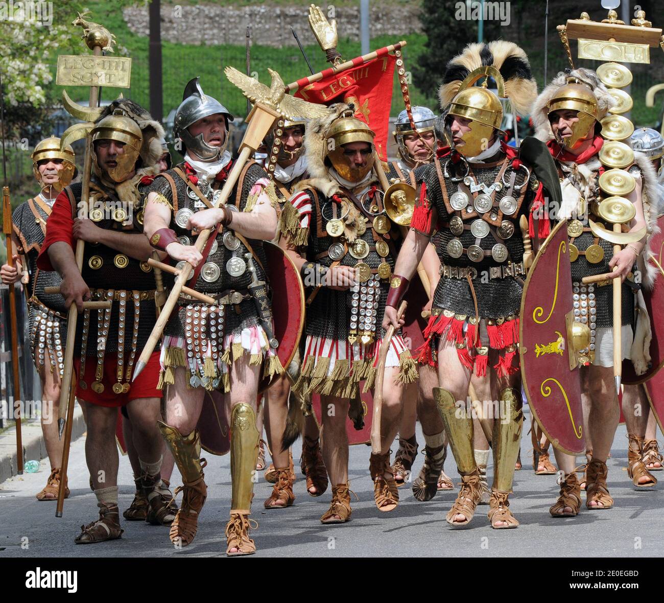 Hundreds of people from all over the Europe dressed in ancient Roman ...