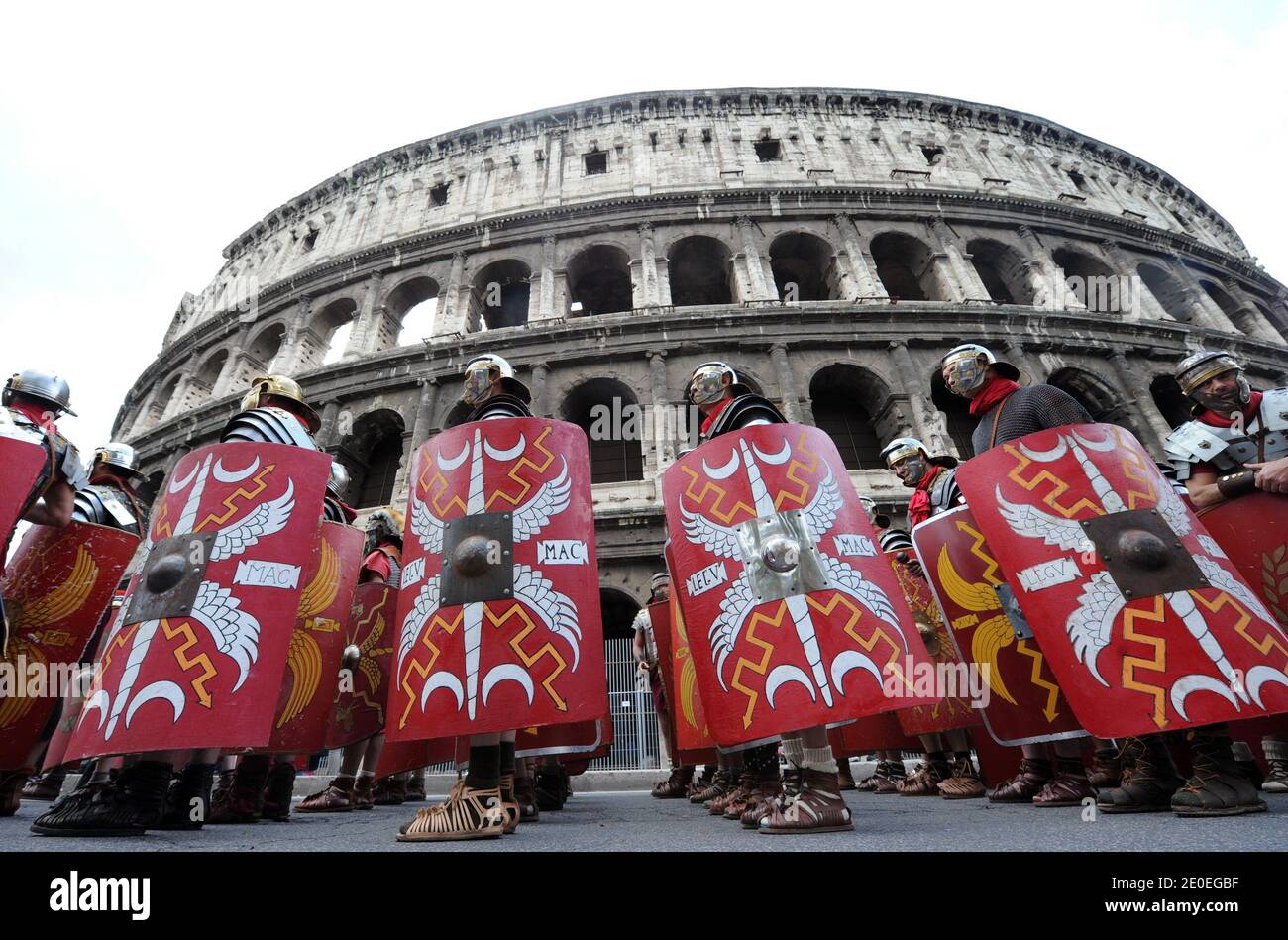 Hundreds of people from all over the Europe dressed in ancient Roman ...