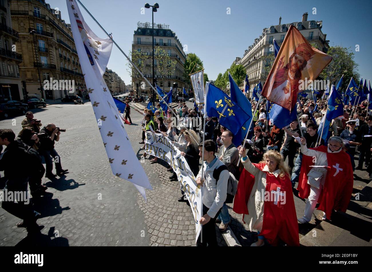 French royalists, catholics and nationalists took the streets between ...